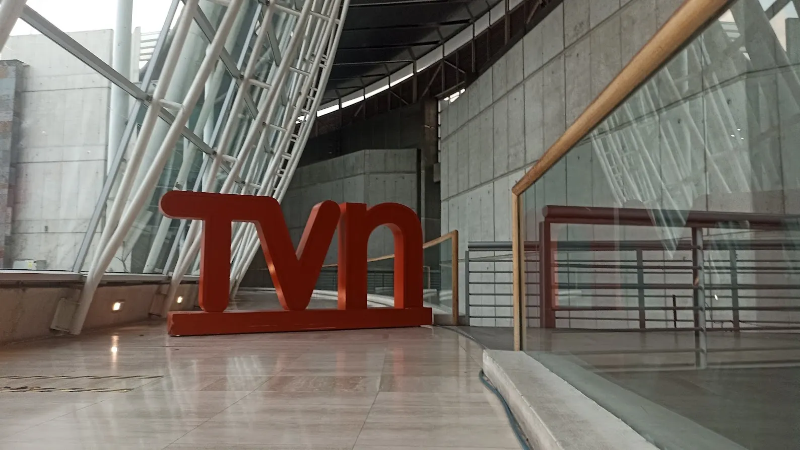 Periodista de TVN preocupa tras sufrir accidente que lo llevó a cirugía